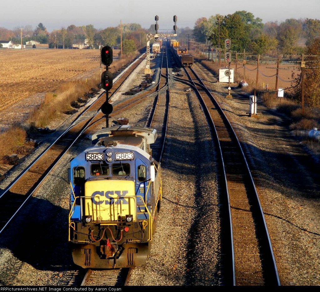 CSX 5863 rests in the "tail track" at the east end of Vauces Center Siding on a cold autumn morning